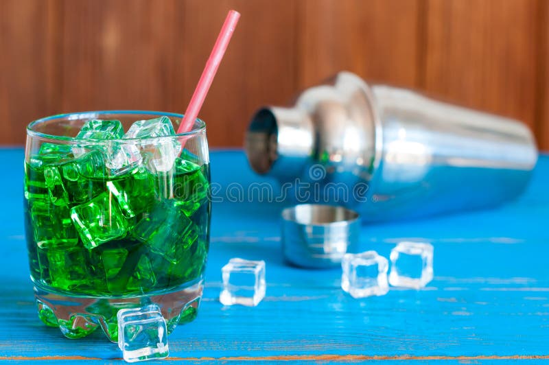 Groene Alcohol of Alcoholvrije Cocktail Met Stro Stock Afbeelding ...