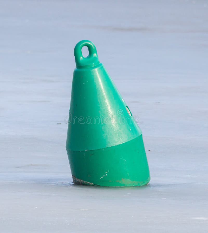 Groene Boei in Een Grote Vijver Stock Afbeelding - Image of ...