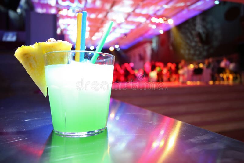 Groene cocktail stock afbeelding. Image of aangestoken - 1677999