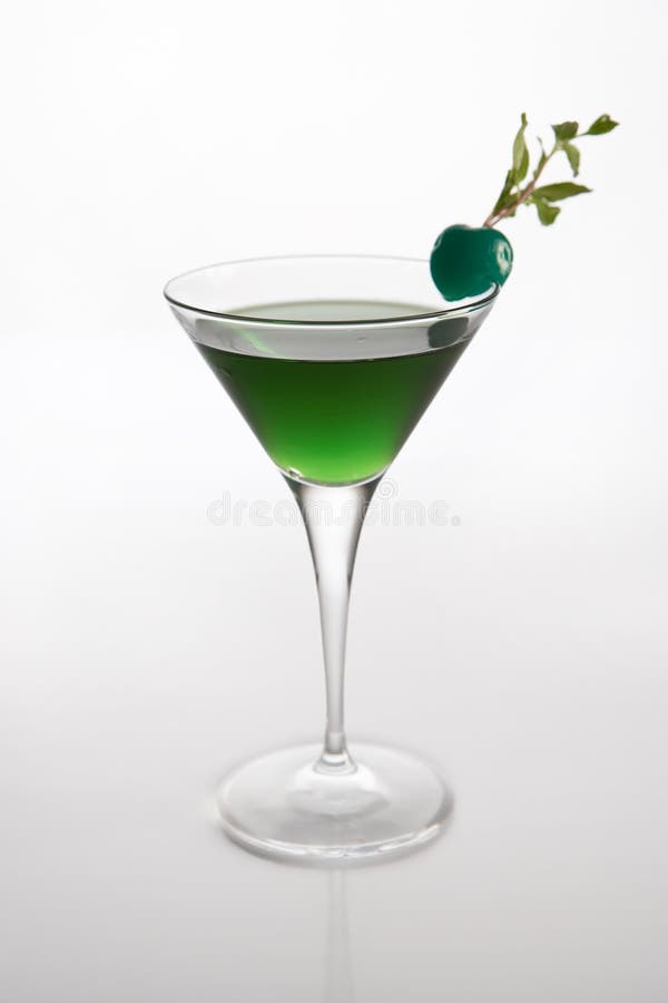 Groene cocktail stock afbeelding. Image of vernieuwen - 7469719
