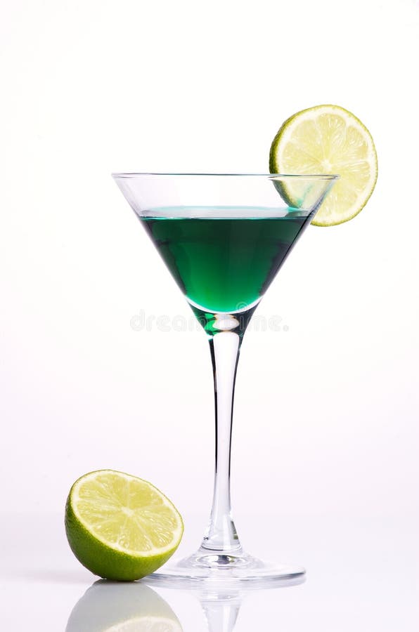 Groene Cocktail Met Groene Citroen Stock Afbeelding - Image of martini ...