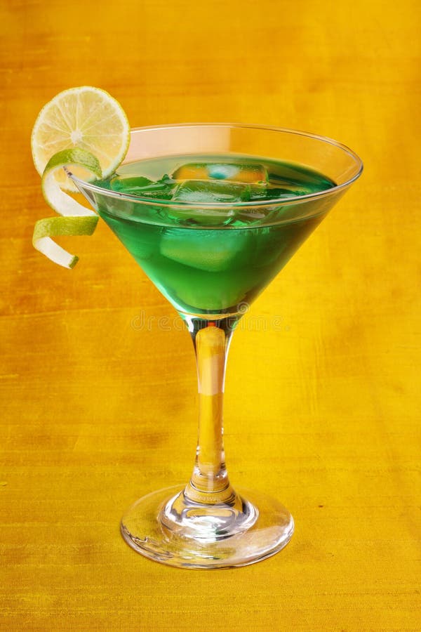 Het Groene Cocktail Bespatten in Martini-glas Stock Afbeelding - Image ...