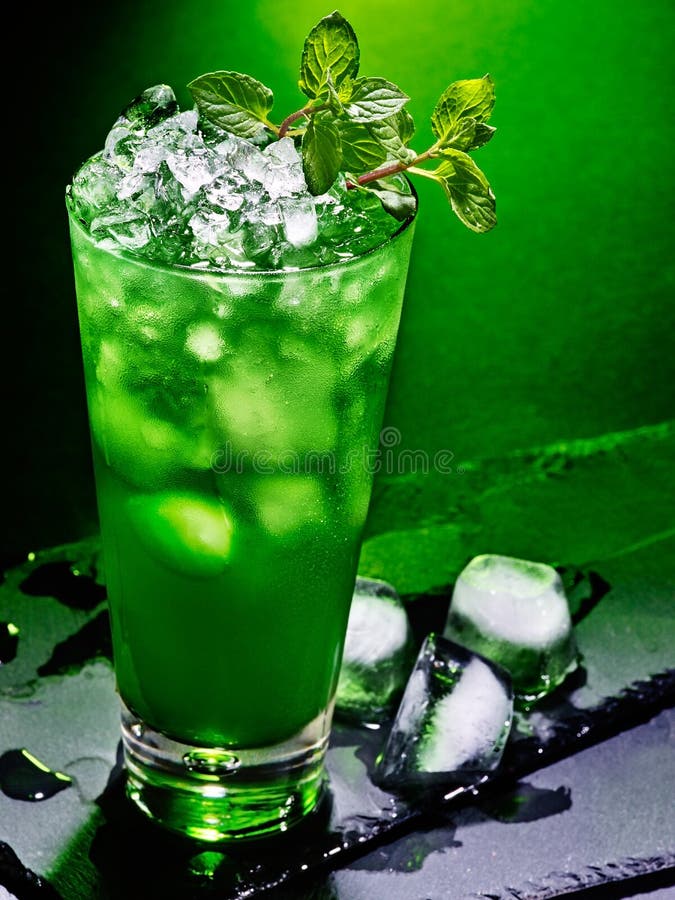 Groene Cocktail Op Donkere Achtergrond 43 Stock Foto - Image of ...