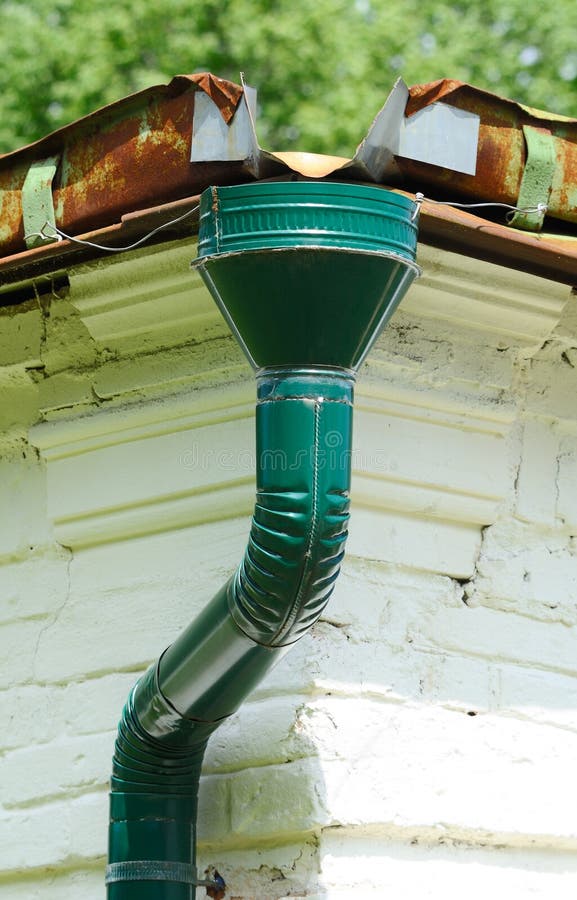 Rioolbuis stock foto. Image of regen, huis, water, foto - 16669648