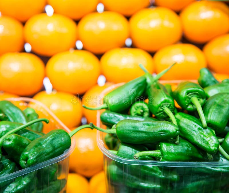 Groene En Gele Peper in Markt Stock Foto - Image of plantaardig, vers ...