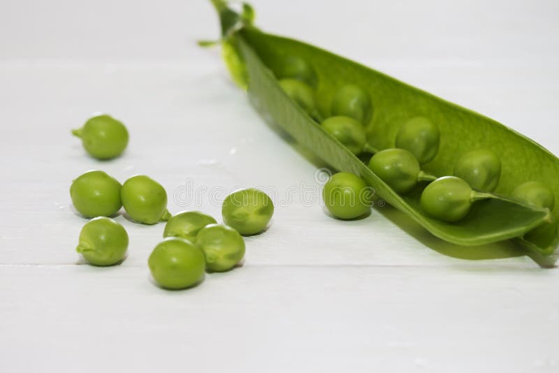 Groene Erwt, Groene Erwten, Witte Achtergrond, Dicht Stock Foto ...