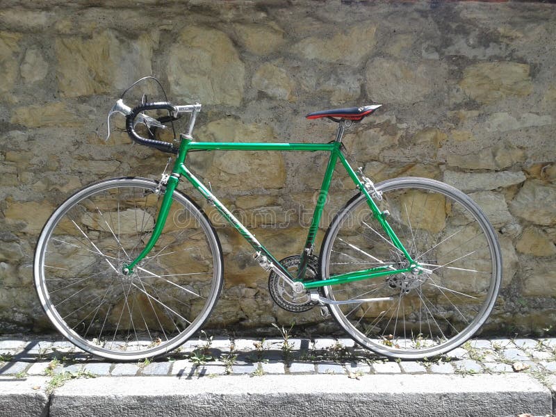 Groene fiets redactionele afbeelding. Afbeelding bestaande uit muur ...