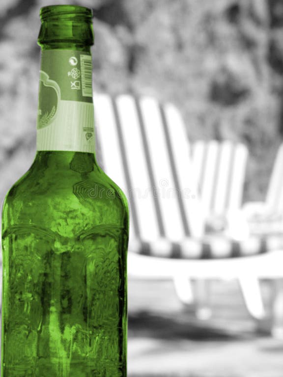 Groene fles bier stock afbeelding. Image of gedronken - 3396875