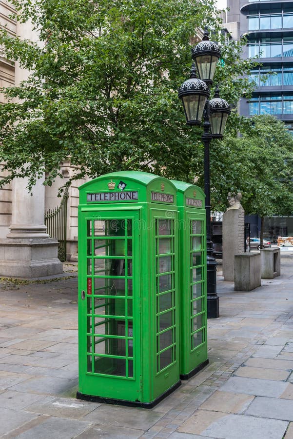 De Telefooncellen En Het Standbeeld Van Londen Redactionele Afbeelding ...