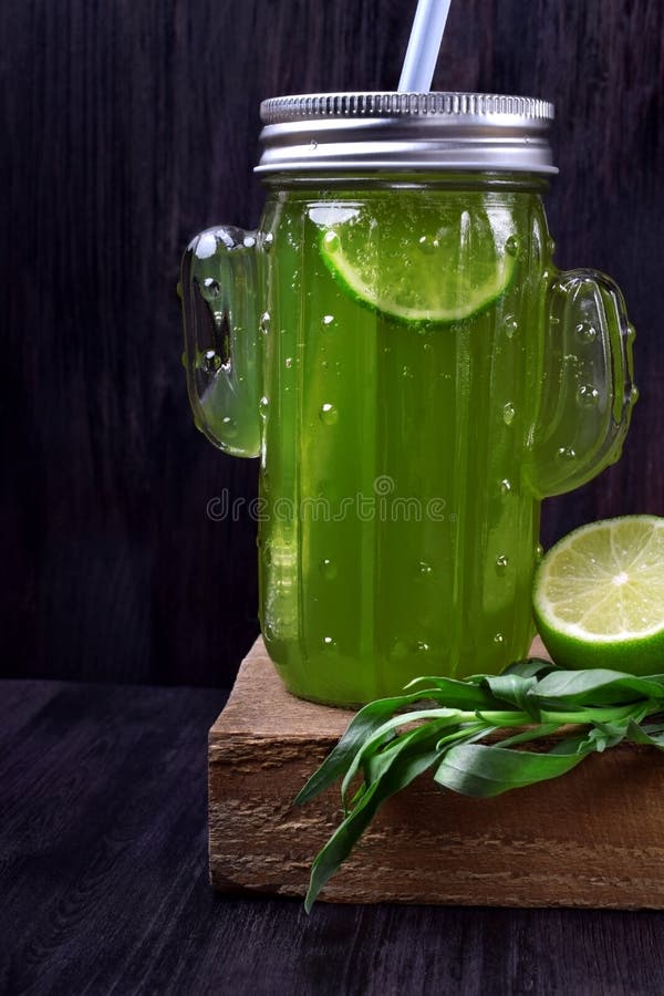 Groene Limonade Met Dragon En Kalk Stock Foto - Image of zacht, foto ...