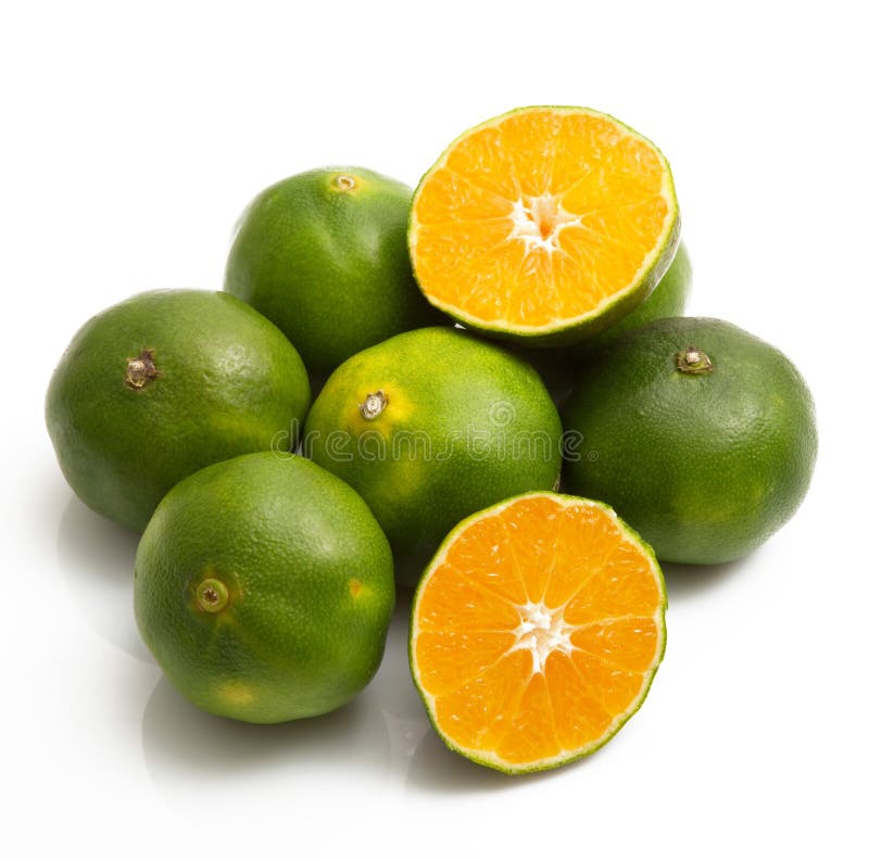 Groene Mandarijnen Op Witte Achtergrond Stock Foto - Afbeelding ...