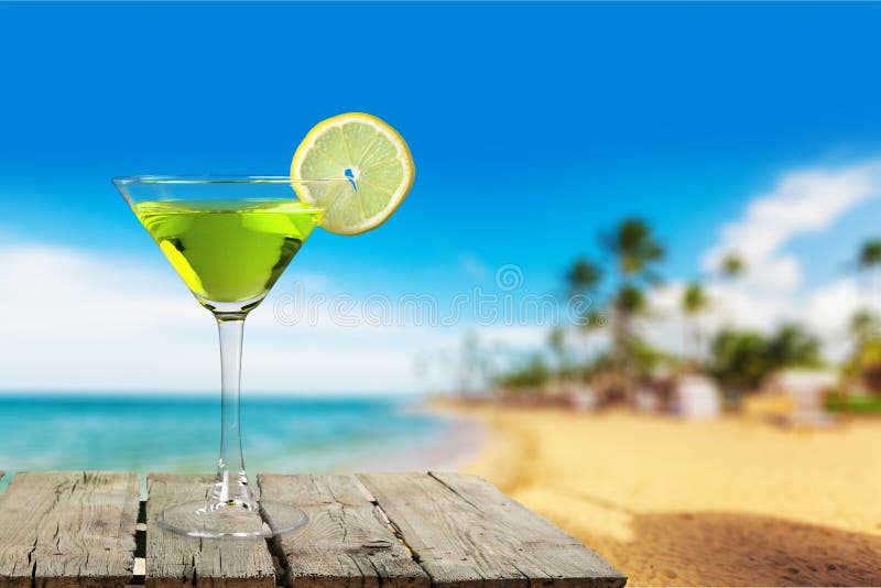 Groene Martini-cocktail in Glas Op Wit Stock Foto - Image of cocktail ...