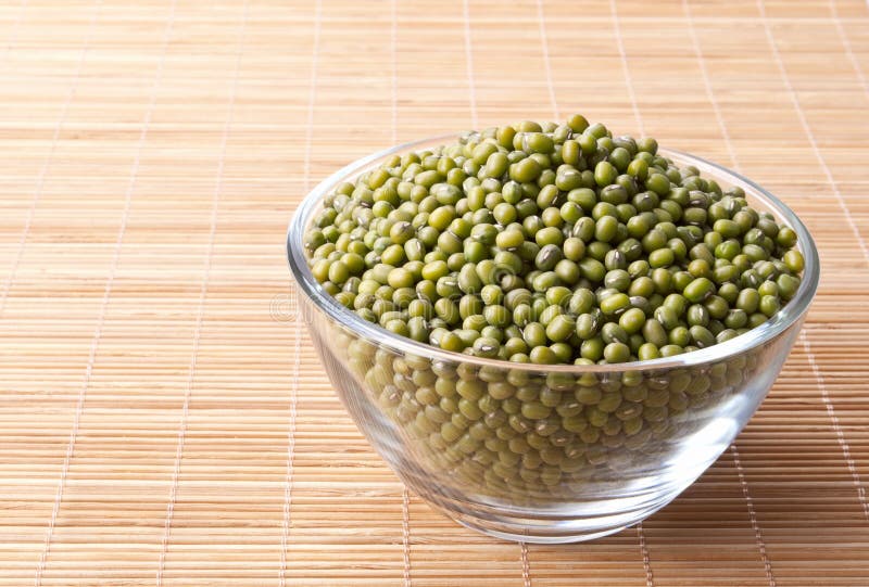 Groene Mung Bonen En Witte Achtergrond Stock Foto - Image of koken ...