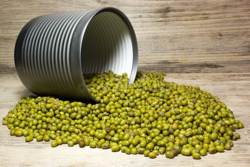 Groen Gram Of Mung Boon In Houten Kom Op Lijst Stock Foto - Afbeelding ...