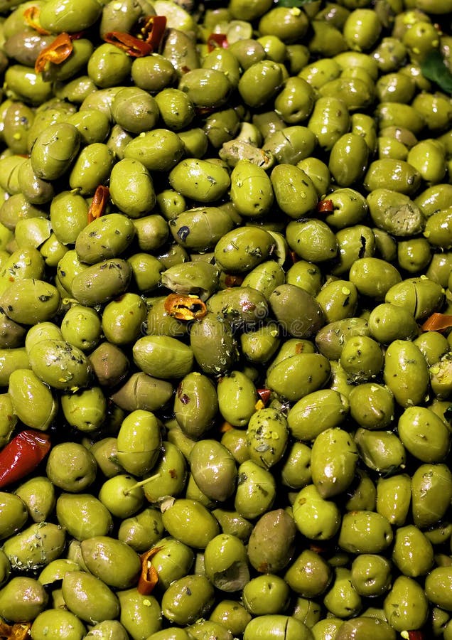 Groene olijven stock afbeelding. Image of domein, koken - 12175169