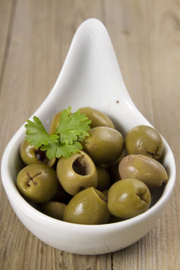 Groene olijven stock afbeelding. Image of aroma, raad - 27612487