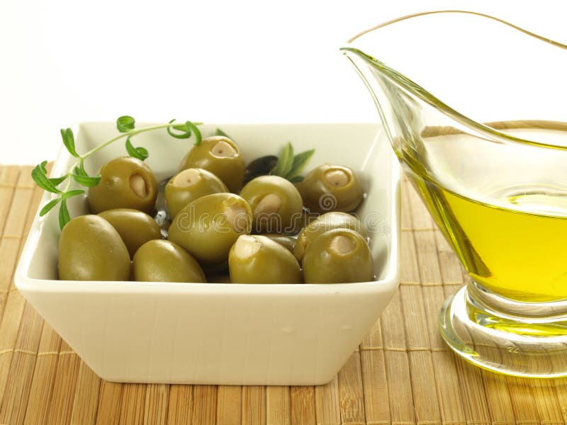 Groene olijven en olie stock foto. Image of versierd - 25306674