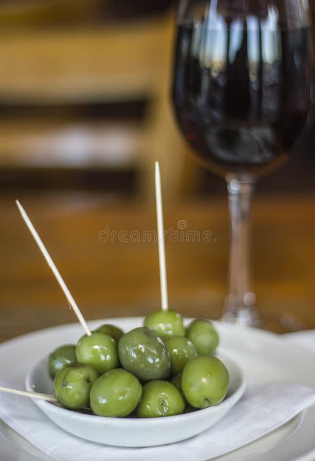 Groene Olijven En Rode Wijn Stock Foto - Image of eten, achtergrond ...