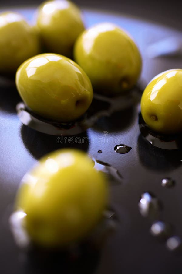 Groene Olijven in Olijfolie Stock Afbeelding - Image of sterk, olijven ...
