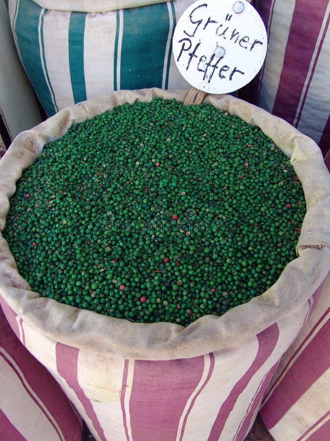 Groene Peperkorrels in Een Zak Stock Foto - Image of markt, voedsel: 425268