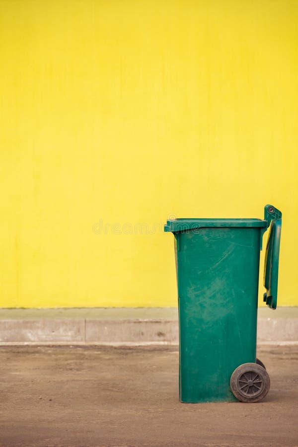 Groene Plastic Afvalcontainer Op Wielen Op De Achtergrond Van Y Stock ...