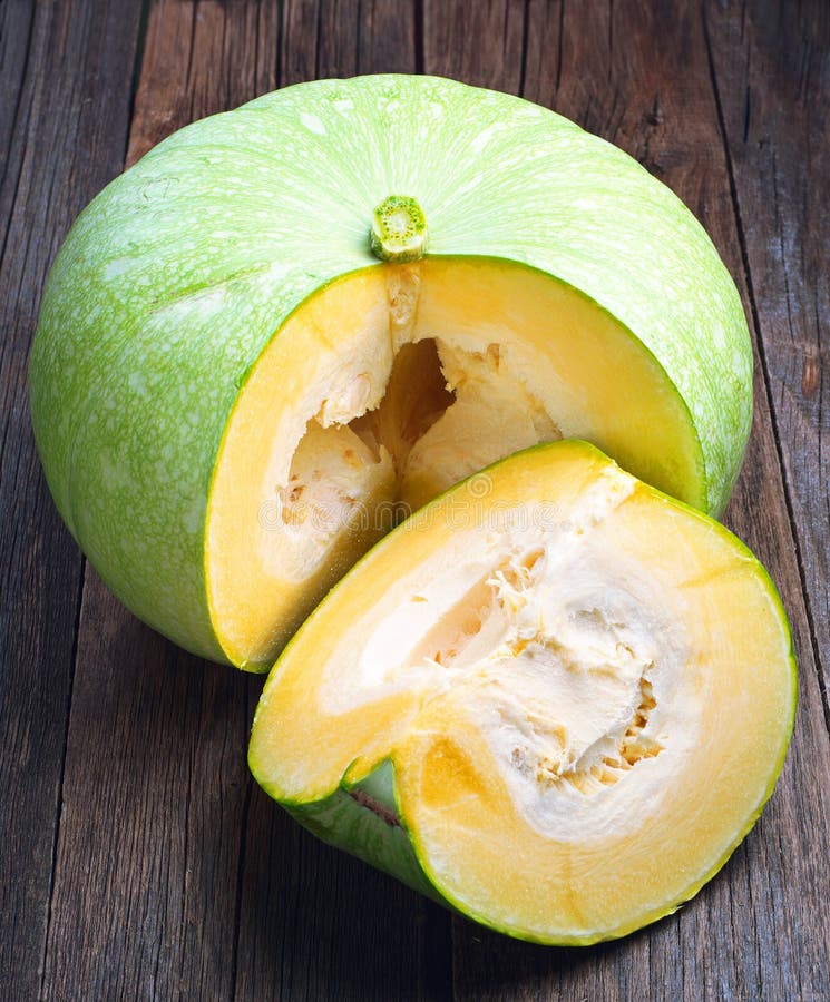 Groene pompoen en plakken stock foto. Image of vrucht - 33092556