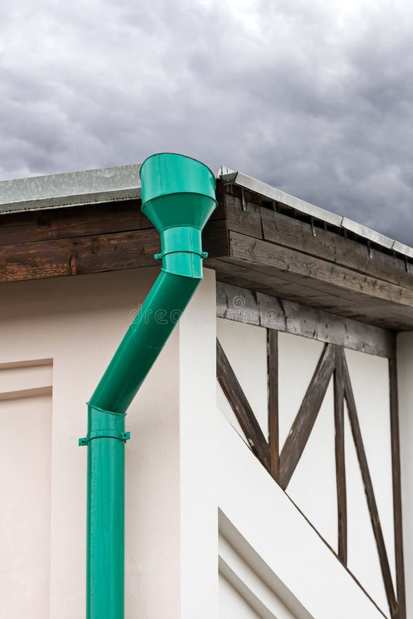 Groene Afvoerpijp Van Het Dak Op De Oude Witte Muur, Milieudiversiteit ...