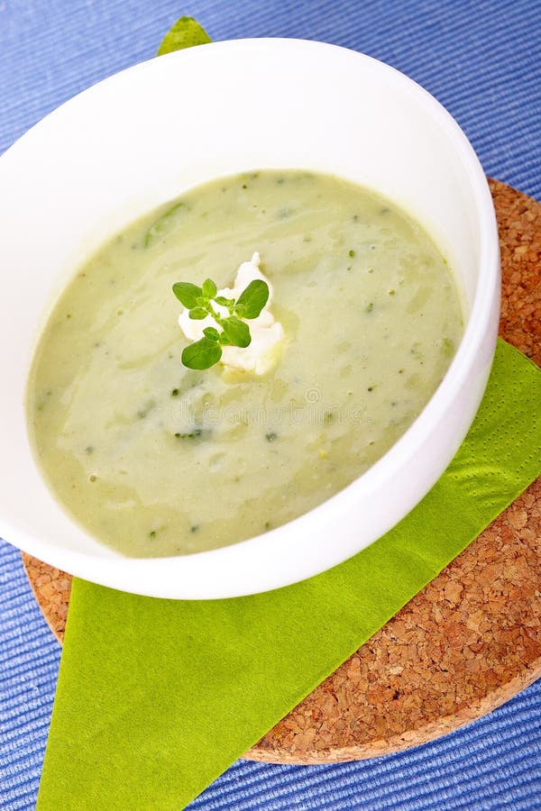 Groene soep stock foto. Image of voorgerecht, diner, broccoli - 33361814
