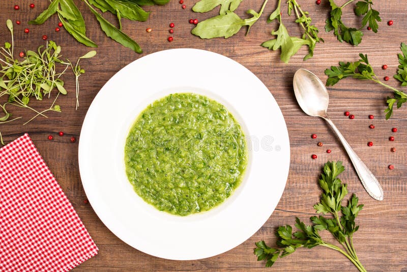 Groene soep stock foto. Image of geruit, tuinkers, lijst - 49083644