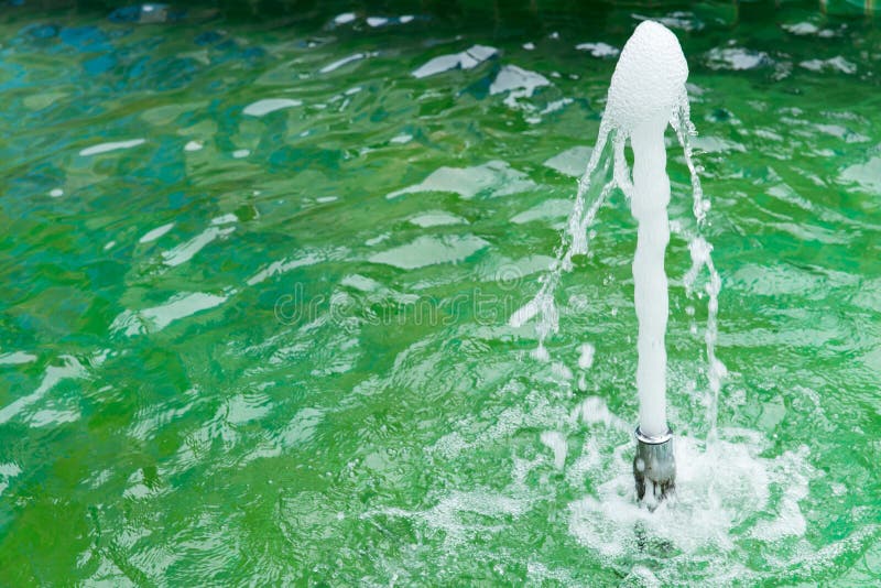 Groene Waterfontein Van De Straal Van De Waterpomp Stock Foto - Image ...