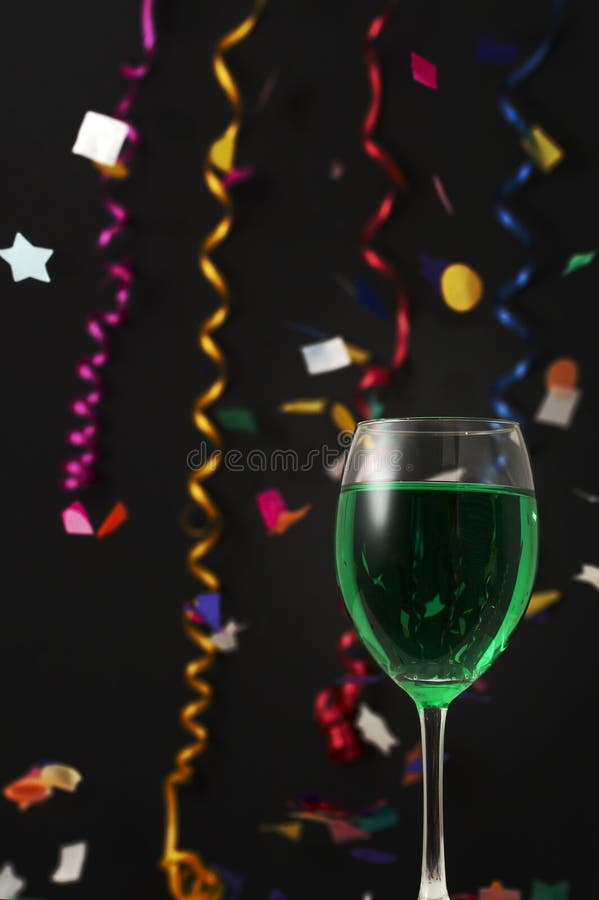 Groene wijn stock afbeelding. Image of vermaak, vrolijk - 1946619