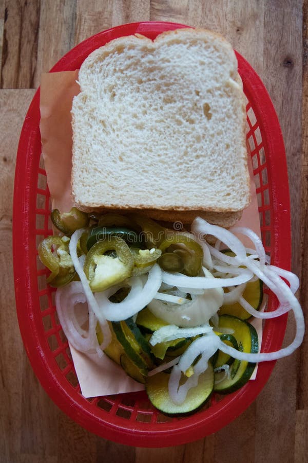 Groenten in Het Zuur En Gesneden Brood Stock Afbeelding - Image of mand ...