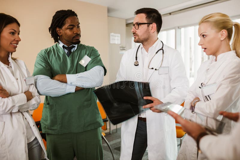 Groep Artsen En Verpleegkundigen Die Samenwerken Om Een Diagnose Te ... Groep Artsen En Verpleegkundigen Die Samenwerken Om Een Diagnose Te ...
