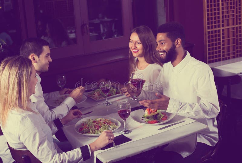 Groep Die Diner in Restauran Hebben Stock Foto - Image of meisje, lunch ...