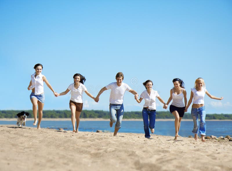 Groep Die Mensen Op Het Strand Ontspant Stock Foto - Image of nave, activiteit: 13562256
