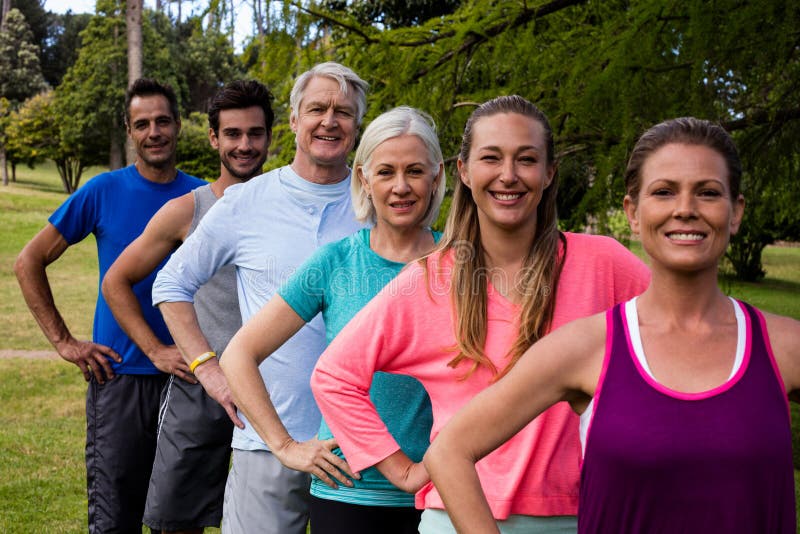 Groep Die Mensen Samen Uitoefenen Stock Foto - Image of gelukkig ...