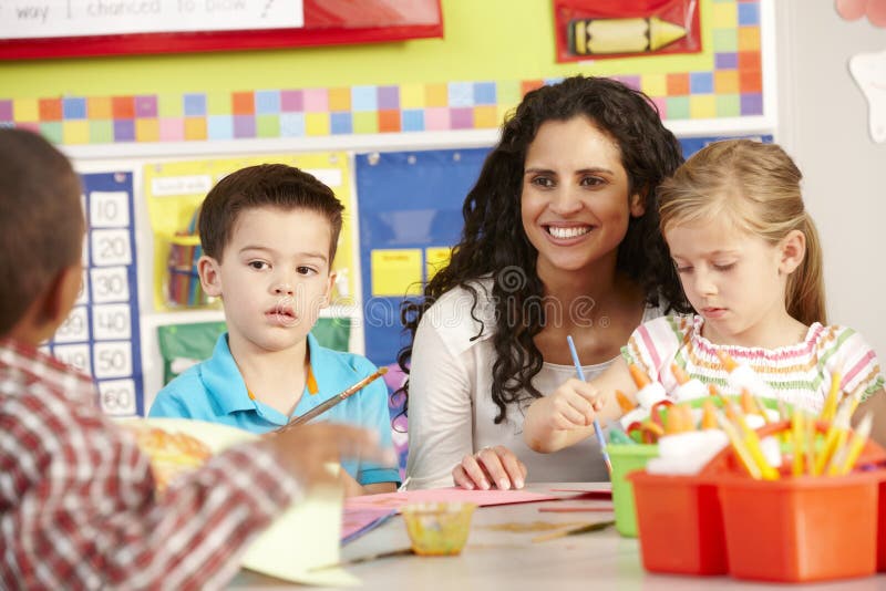 Groep Elementaire Leeftijdsschoolkinderen in Art Class with Teacher ...