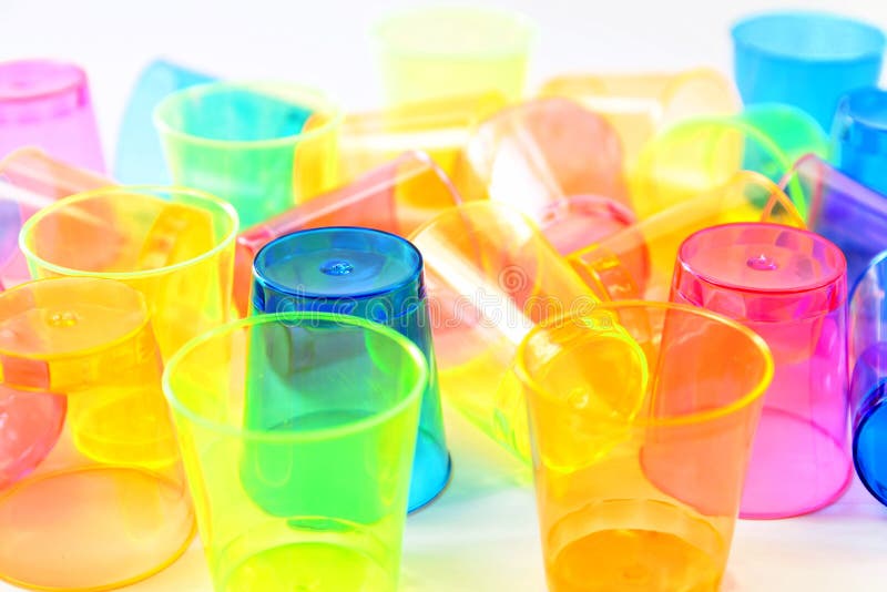 Gekleurde Kunststof Bollen Op Witte Achtergrond Vrijetijdsartikelen En ...