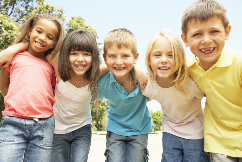 Groep Glimlachende Kinderen Die in Park Ontspannen Stock Afbeelding ...