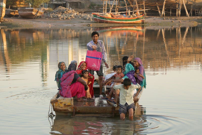 Groep Indische Mensen Die in Een Boot Reizen Redactionele Foto - Image ...