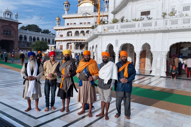 Groep Indische Sikh Mensen in Gouden Tempel Amritsar India Redactionele ...
