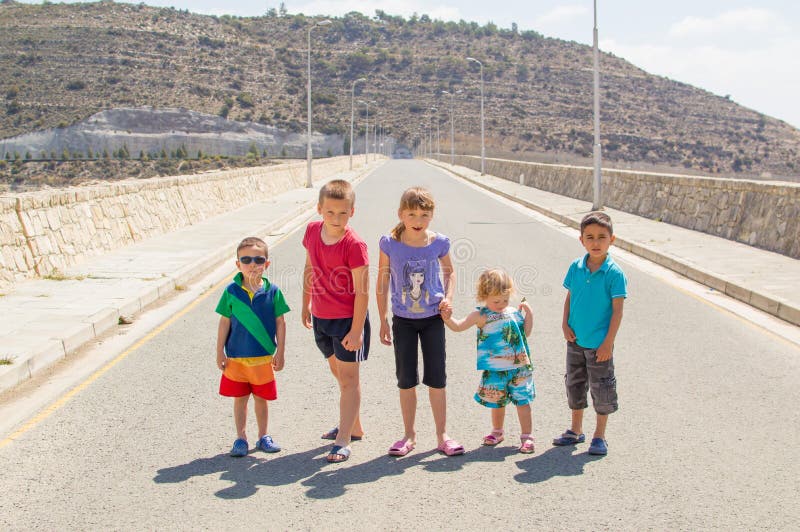 Groep jonge kinderen stock afbeelding. Image of koel - 39981309