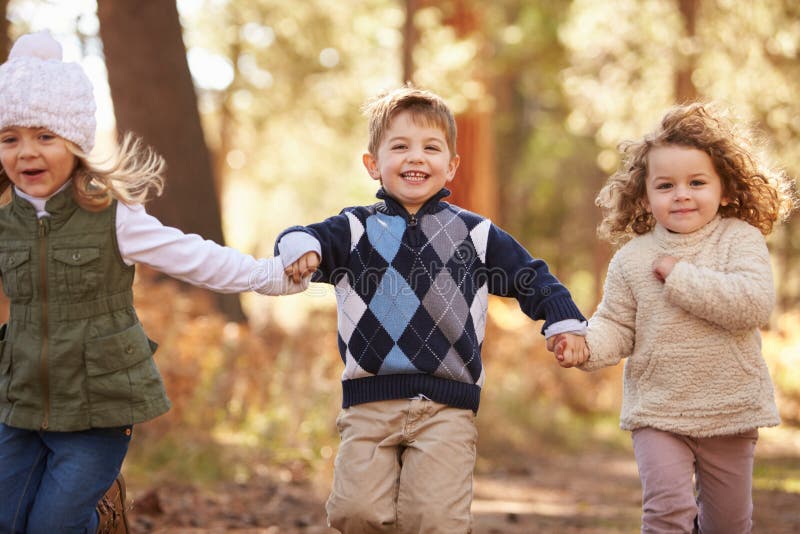Groep Jonge Kinderen Die Langs Weg in Autumn Forest Lopen Stock Foto ...