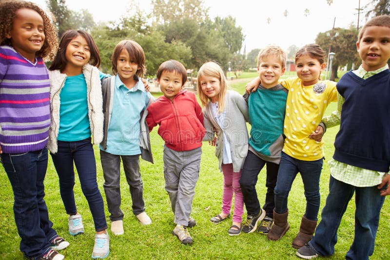 Groep Kinderen Die Openluchtverjaardagspartij Hebben Stock Foto - Image ...