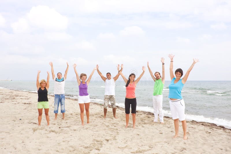 Groep Jonge Mensen Op Het Strand Stock Afbeelding - Afbeelding ...