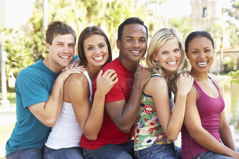 Groep Jonge Vrienden Die Samen Plezier Hebben Stock Afbeelding - Image ...