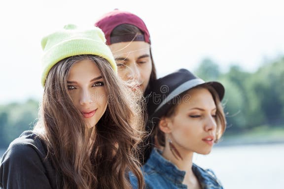 Groep jongeren stock foto. Image of lente, kleren, kaukasisch - 31401716