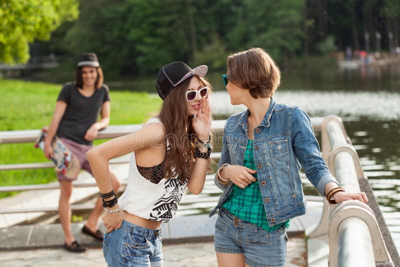 Groep jongeren stock afbeelding. Image of leerling, vriend - 31689459