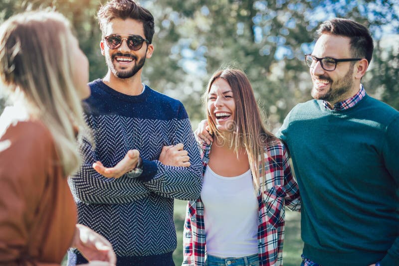 Groep Jongeren Die Door Park Lopen Stock Foto - Image of vier ...