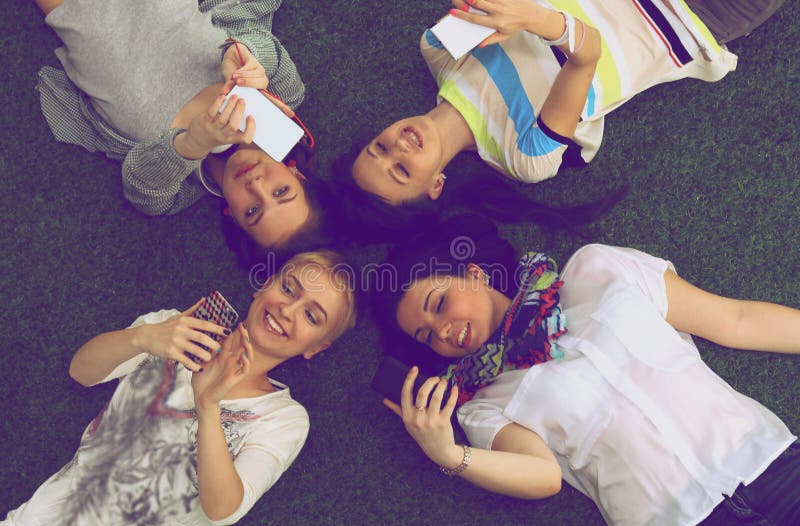 Groep Jongeren Die Pret in Gras Hebben Stock Foto - Image of vrienden ...